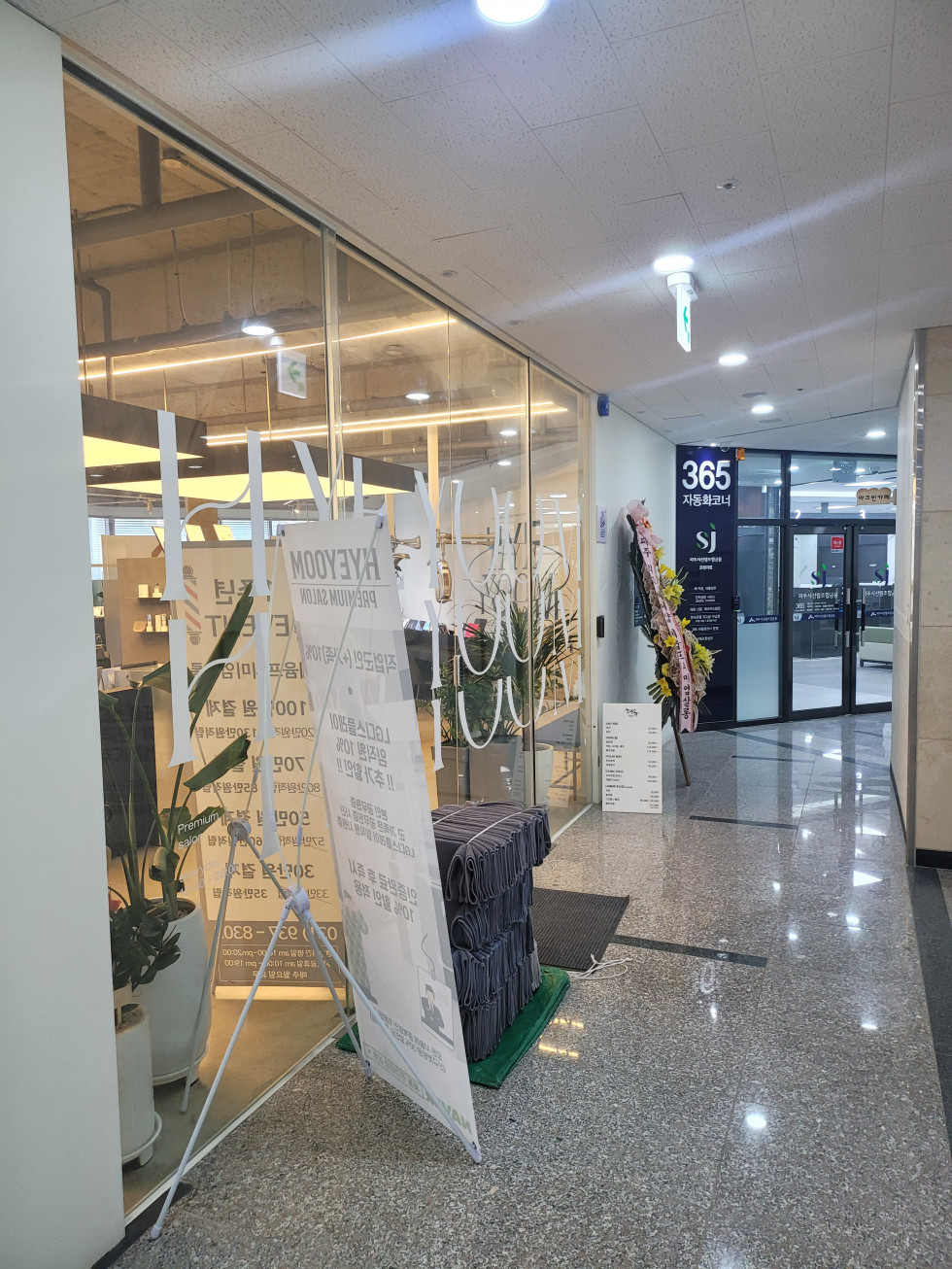 상권 메인 코너 건물. 식당 추천. 미용실, 카페 등 입점